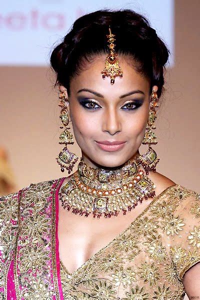Beauty And Fashion Trends Bipasha Basu Makeup Sexy Dramatic Cat Eye