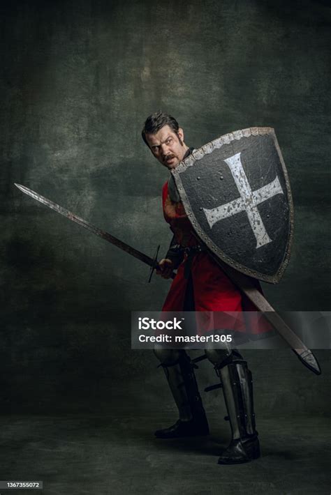 어두운 배경 위에 고립 된 방패와 칼을 들고 더러운 상처 얼굴과 중세 전사 또는 기사의 초상화 시대 역사의 비교 30 34세에 대한 스톡 사진 및 기타 이미지 Istock