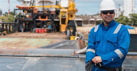 Ppe 개인 보호 장비 착용 헬멧 작업복을 착용한 해양 선박 또는 선박의 갑판에 있는 해병 갑판 장교 또는 수석 동료 사진 Unsplash의 보호 작업복 이미지