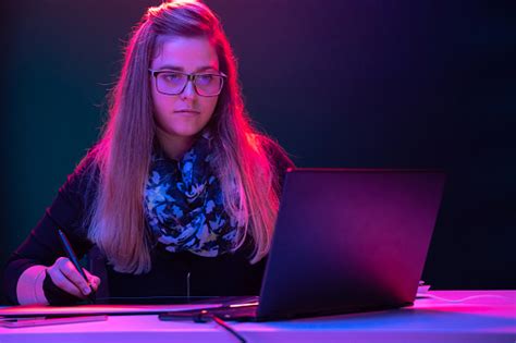 젊은 여성 일러스트 레이 터 그래픽 디자이너 작업 사용 하 여 드로잉 노트북 태블릿 터치 스크린과 펜의 초상화 고객 참여에 대한 스톡 사진 및 기타 이미지 Istock