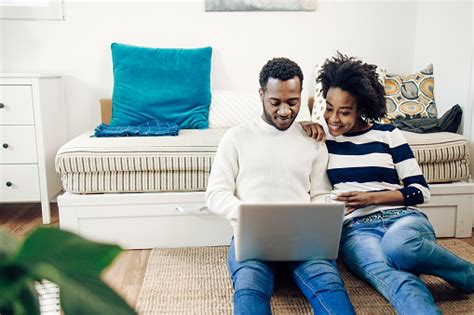 노트북을 사용하고 집에서 즐기는 행복한 아프리카 계 미국인 커플 커플에 대한 스톡 사진 및 기타 이미지 커플 노트북 아프리카 민족 Istock