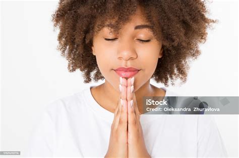 기도하는 젊은 아프리카 계 미국인 소녀 흰색 배경에 고립된 여름 셔츠를 입은 아프리카 여성 공간을 복사합니다 모의 소원을 빌다 기도하기에 대한 스톡 사진 및 기타 이미지