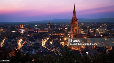 독일 바덴 뷔르템베르크 블루 아워 롱 노출의 뮌스터 프라이부르크 프라이부르크 대성당에 대한 스톡 사진 및 기타 이미지 프라이