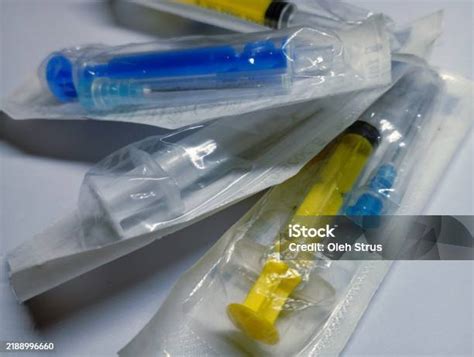 바늘이 들어 있는 패키지에 포장된 의료용 멸균 주사기가 흰색 배경에 놓여 있습니다 의료용 주사기 노란색과 파란색 0명에 대한 스톡 사진 및 기타 이미지 Istock