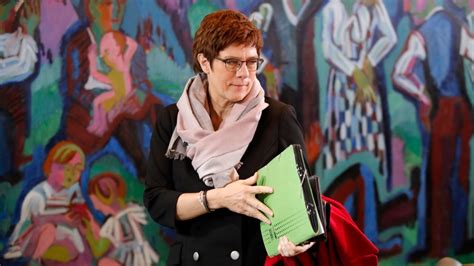 Краят на наследничката на Меркел Каренбауер няма да се бори за канцлерския пост