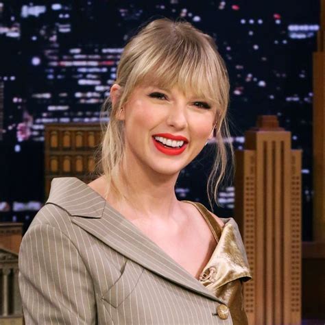 Taylor Swift Smiling Pretty