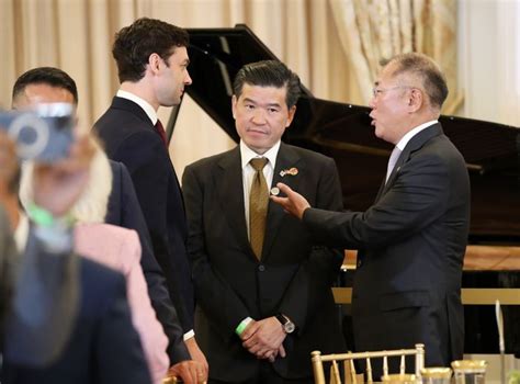 포토 尹대통령 수행한 정의선 현대차그룹 회장 빛나는 조연