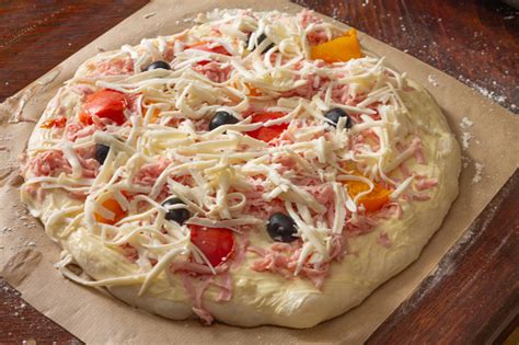 국내 조건에서 치즈와 올리브와 피자를 요리 자신의 손으로 맛있는 음식 0명에 대한 스톡 사진 및 기타 이미지 0명 가사