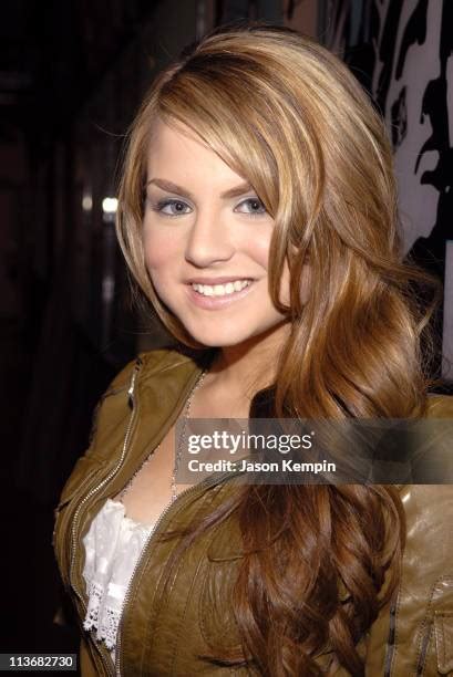 Jojo During Robin Williams And Jojo Visit Mtvs Trl April 27