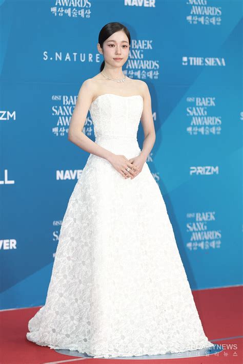 [s포토] 노윤서 드레스 자태 뽐내는 여신~ 제61회 백상예술대상 With 구찌 Zum 뉴스