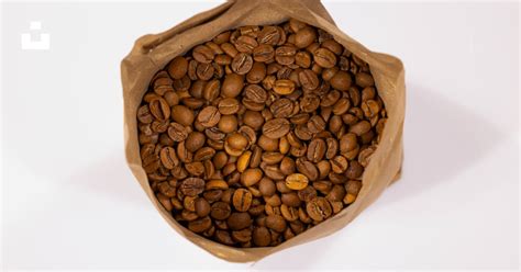 흰색 바탕에 커피 콩으로 가득 찬 가방 사진 Unsplash의 무료 음식 이미지