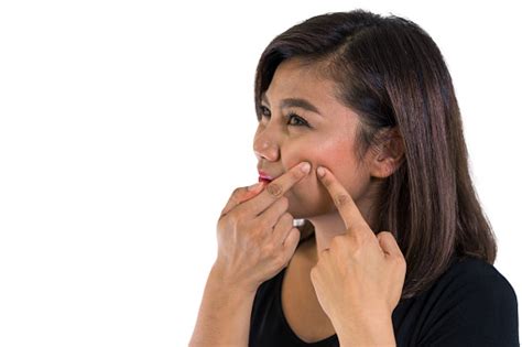 젊은 아시아 여자 그녀의 여드름 피부 문제 Cosmetinc 및 피부 관리 개념 고립 된 백색 배경에 대 한 압박 깨끗한에 대한 스톡 사진 및 기타 이미지 Istock