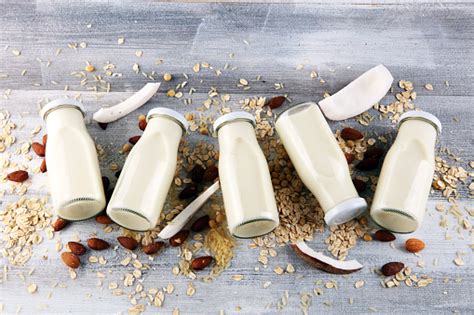 다양한 비건 식물 기반 우유 대안과 재료 유제품 이없는 우유 대체 음료 건강한 식사 및 음주 마실 것에 대한 스톡 사진 및 기타 이미지 Istock
