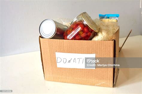 음식과 자선 기부를위한 상자 통조림 식품 파스타 절인 토마토 야채 쌀 음식 배달 또는 음식 기부 개념 0명에 대한 스톡 사진 및 기타 이미지 Istock