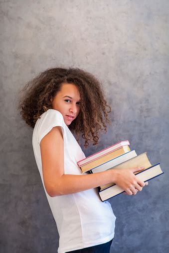 안경 곱슬 머리 십 대 소녀 벽 옆 서 여러 권의 책을 보유 하 고 곱슬 머리에 대한 스톡 사진 및 기타 이미지 곱슬 머리 교육 귀여운 Istock