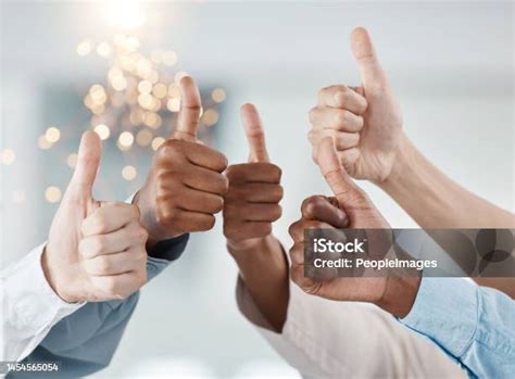 엄지 손가락 성공 손 및 사무실 다양성 팀의 팀워크 협업 느낌 직업 공동체 감사합니다 승자와 예 손 기호 사람들과 직원이 함께 행복하고 목표 제스처를 보여줍니다 엄지손가락을