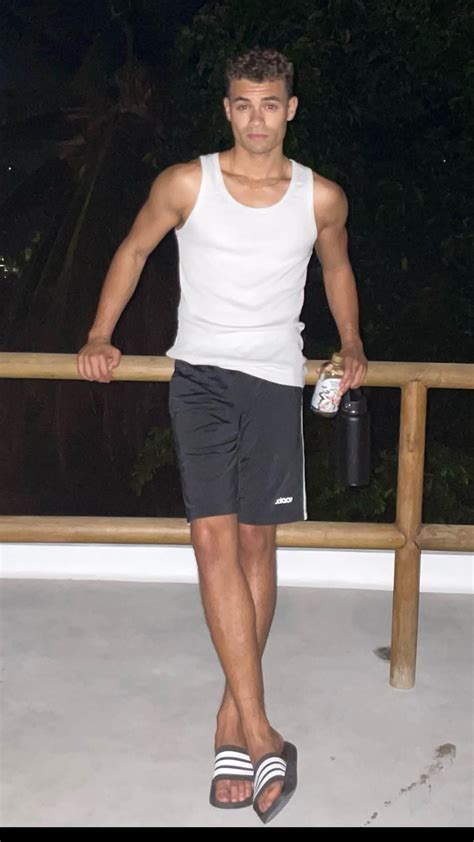 Daniel Croix Hendersons Feet