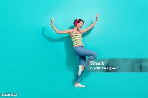 전체 길이 사진 긍정적 인 좋은 사람 차가워짐 춤 듣기 좋아하는 재생 목록 청록색 배경에 고립 된 음악에 대한 스톡 사진 및 기타 이미지 Istock