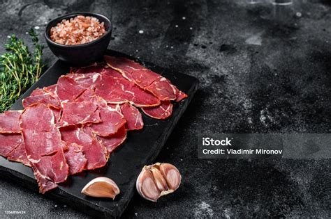 얇게 썬 파스트라미 볶은 소고기와 허브 검은 색 배경 맨 위 보기입니다 복사 공간 햄에 대한 스톡 사진 및 기타 이미지 햄