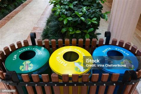 거리에 서있는 쓰레기 유리 플라스틱 및 종이를 분류하기위한 다채로운 양동이 0명에 대한 스톡 사진 및 기타 이미지 0명 개념 개념과 주제 Istock