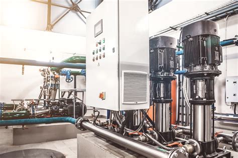 워터 펌프 밸브 압력 게이지 엔진룸 내부 모터의 산업 인테리어 제조에 대한 스톡 사진 및 기타 이미지 제조 가정 난방 가정의 방 Istock