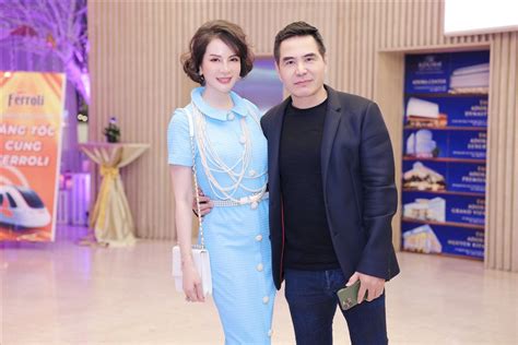 Thanh Mai khoe vẻ quý phái và cổ điển sánh bước bên con gái