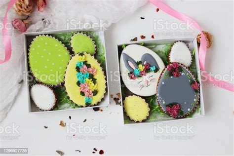 부활절 화려한 진저 브레드는 달걀 모양의 토끼와 선물 상자에 꽃을 그려 0명에 대한 스톡 사진 및 기타 이미지 0명 갈색 계절 Istock