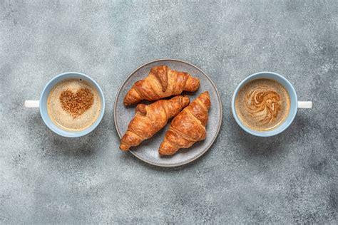 회색 콘크리트 배경에 하트와 신선한 크루아상이 연달아 있는 커피 한 잔 상단 보기 플랫 레이 0명에 대한 스톡 사진 및 기타 이미지 Istock