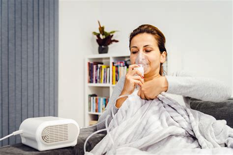 침대 약치료 천식 폐렴 기관지염 기침 아픈 에 집에서 증기 흡입기 분무기 마스크 흡입을 사용하여 담요로 덮인 여자 가정 생활에 대한 스톡 사진 및 기타 이미지 Istock