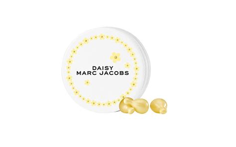 마크 제이콥스 짜서 쓰는 형태의 향수 ‘데이지 드롭스 공개
