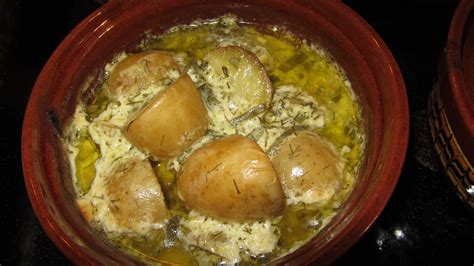 ГЮВЕЧЕТА С ПРОЛЕТНИ КАРТОФИ | undefined | Щипка сол