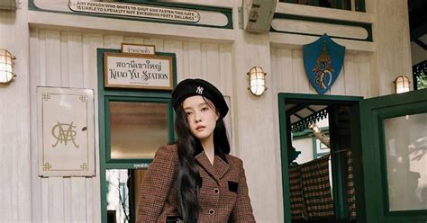 효민 미니 투피스에 운동화스타일리시 여친룩 N화보