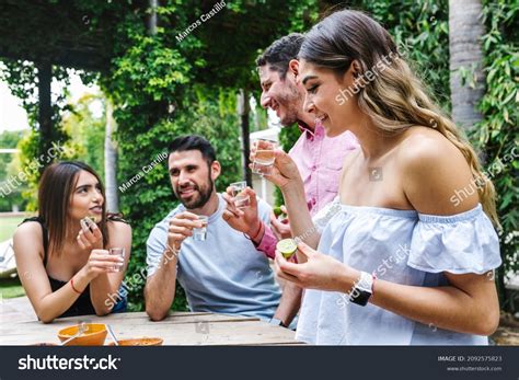 Personas Tomando Tequila Más De 9831 Fotos De Stock Con Licencia