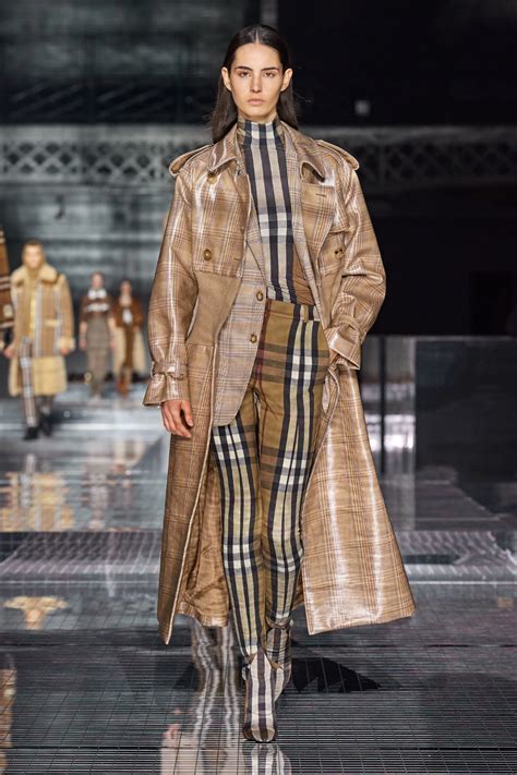 Burberry Fall 2020 Ready To Wear Collection Vogue Burberry Outfit