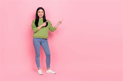 귀여운 밀레니엄 레이디 인덱스 프로모션 착용 스웨트 셔츠 청바지 운동화의 전체 크기 사진 핑크 색상 배경에 고립 25 29세에 대한 스톡 사진 및 기타 이미지 Istock