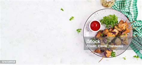 밝은 테이블에 빨간 양파와 구운 치킨 케밥 구운 고기 꼬치 밝은 배경에 시쉬 케밥 탑 뷰 오버헤드 배너 건강한 생활방식에 대한 스톡 사진 및 기타 이미지 Istock