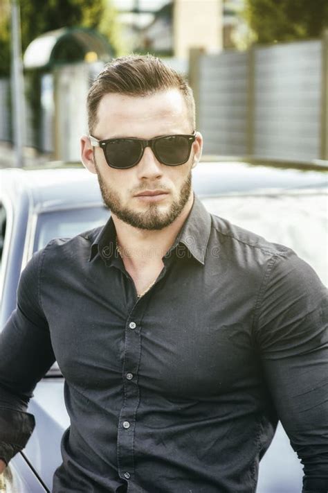 Hübscher Bärtiger Mann Nahe Bei Auto in Der Sonnenbrille Stockfoto Bild von brünette mann