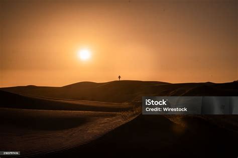 붉은 황혼 하늘을 배경으로 모래 언덕에 서서 일몰을 바라보는 남자의 실루엣 장면 경관에 대한 스톡 사진 및 기타 이미지 경관 계곡 고독 부정적인 감정 표현 Istock