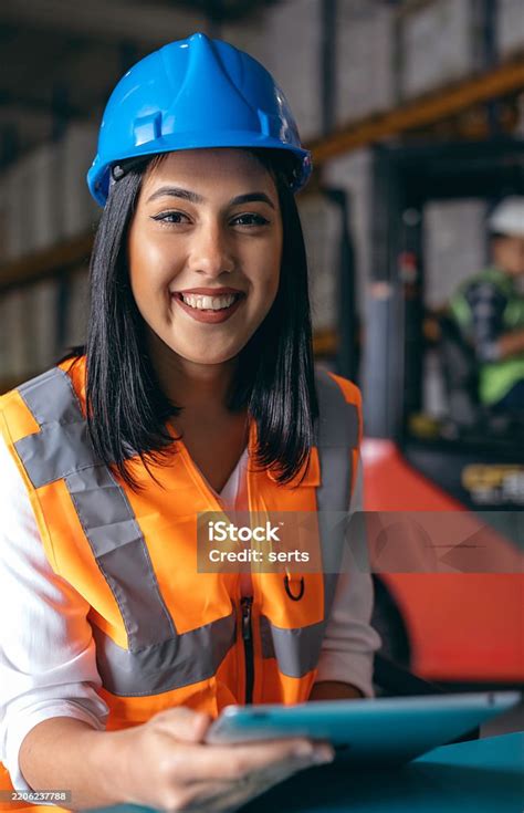 물류 시설에서 디지털 태블릿으로 미소 짓고 있는 여성 창고 직원 경영자에 대한 스톡 사진 및 기타 이미지 경영자 공급망 화물 운송 Istock
