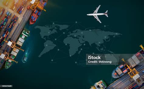 조감도 및 상면보기 화물 비행기는 수출입 사업 및 물류 국제 상품에서 선박 항구 위로 날아갑니다 크레인으로 항구로화물 운송 화물