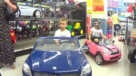 Маленькая девочка играет в Магазине и катается на Машинке Youtube