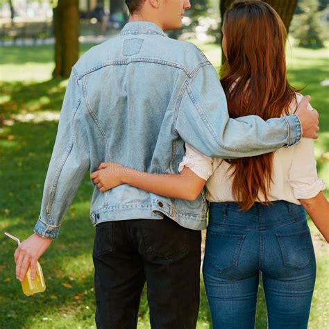 Romantisches Date Paar Mit Naturpark Stockbild Bild Von Aktivität