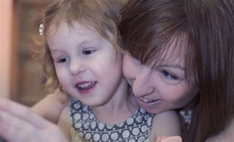 Рядко генетично заболяване превръща малко момиченце в жива статуя Cross Bg