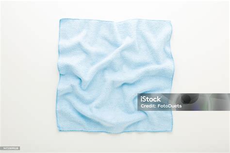 밝은 파란색 주름진 마른 부드러운 극세사 걸레는 흰색 테이블 배경을 닦는 다양한 표면을 위한 것입니다 하향식 보기 근접 촬영 0명에 대한 스톡 사진 및 기타 이미지 Istock