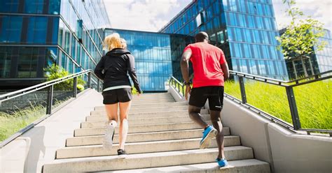 유리 건물 앞 계단에서 달리는 도시의 젊은 커플 후면도 사진 Unsplash의 스포츠 이미지