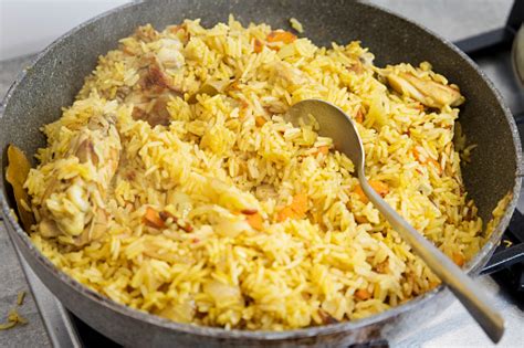 필라프 재료 당근 양파 전구 쌀 얇게 썬 고기 소금 바베리 사프란 커민 가루 기름 단계별 조리 과정 0명에 대한 스톡 사진 및