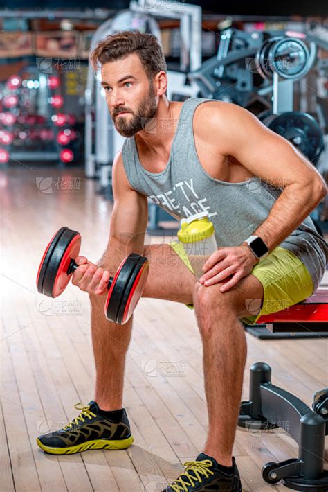 男人 学校体育馆 垂直画幅 美 美人 人类肌肉 饮料 白人 运动员 男性