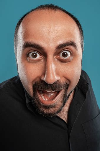 수염을 가진 브루넷 중년 남성의 클로즈업 초상화 검은 색 티셔츠를 입고 파란색 배경에 포즈를 취하다 Mental Wellbeing에 대한 스톡 사진 및 기타 이미지 Istock