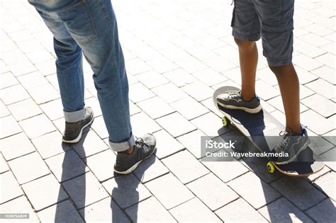 정원에서 화창한 날에 아들 스케이트 보드를 가진 아프리카 계 미국인 아버지의 낮은 부분 2명에 대한 스톡 사진 및 기타 이미지 2명 가정의 방 가족 Istock