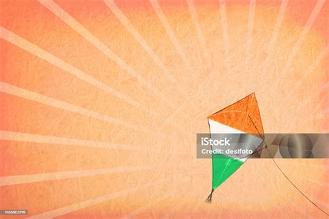밝은 파스텔 복숭아 색 긁힌 그런 지 질감 효과 벽 배경에 햇살과 하나의 큰 짙은 갈색 색상 솔리드 3 차원 추상 비행 연 삼색
